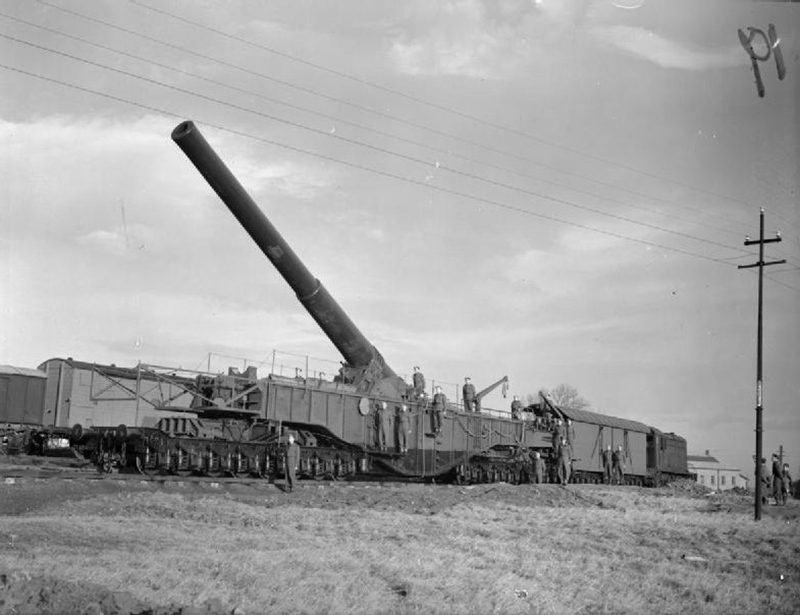 The largest caliber train gun in British history, the BL18-inch railway ...