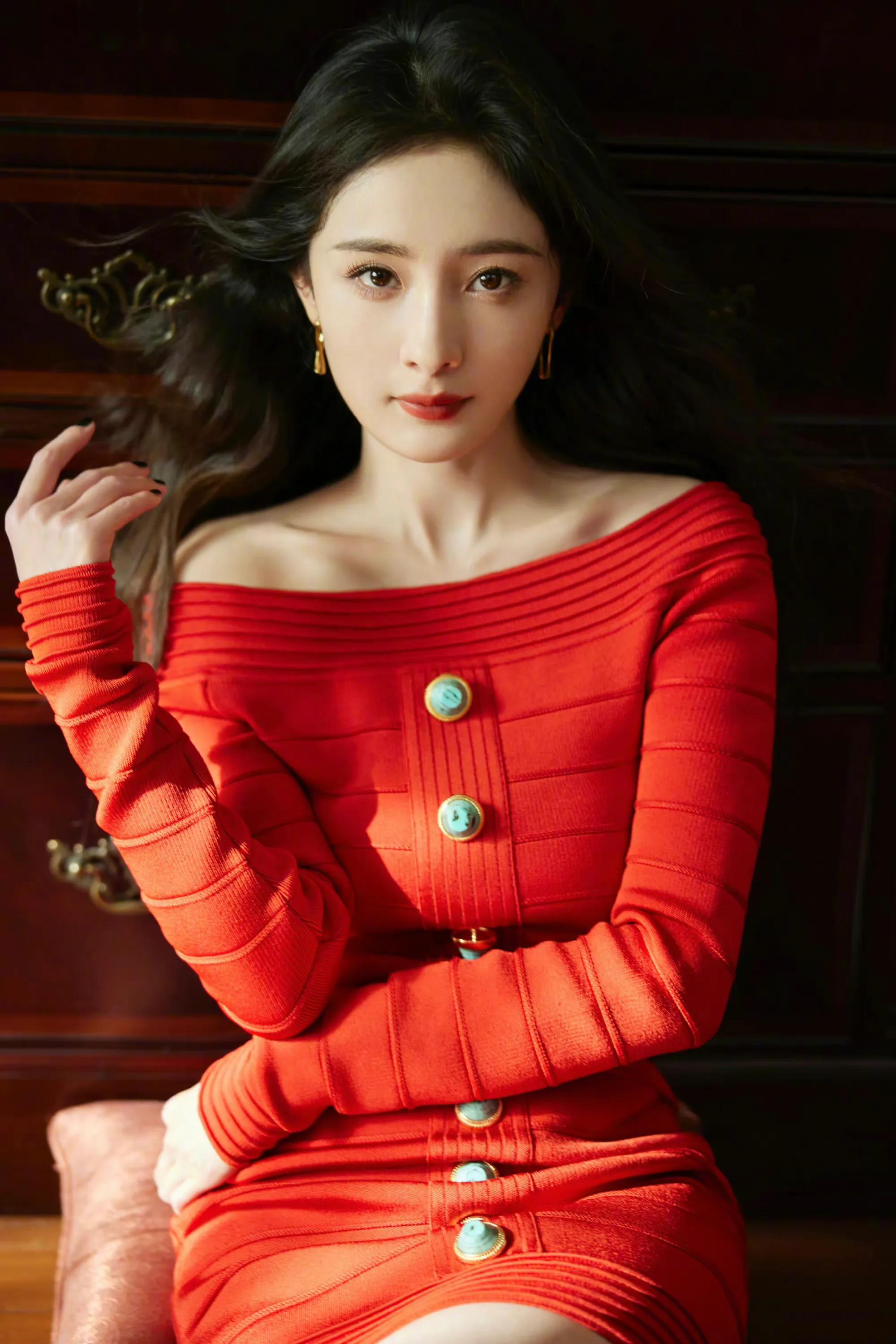 Yang Mi's live broadcast shows that the collarbone is so amazing - iNEWS
