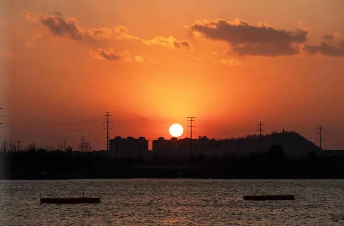 The sunset is infinitely beautiful - iNEWS