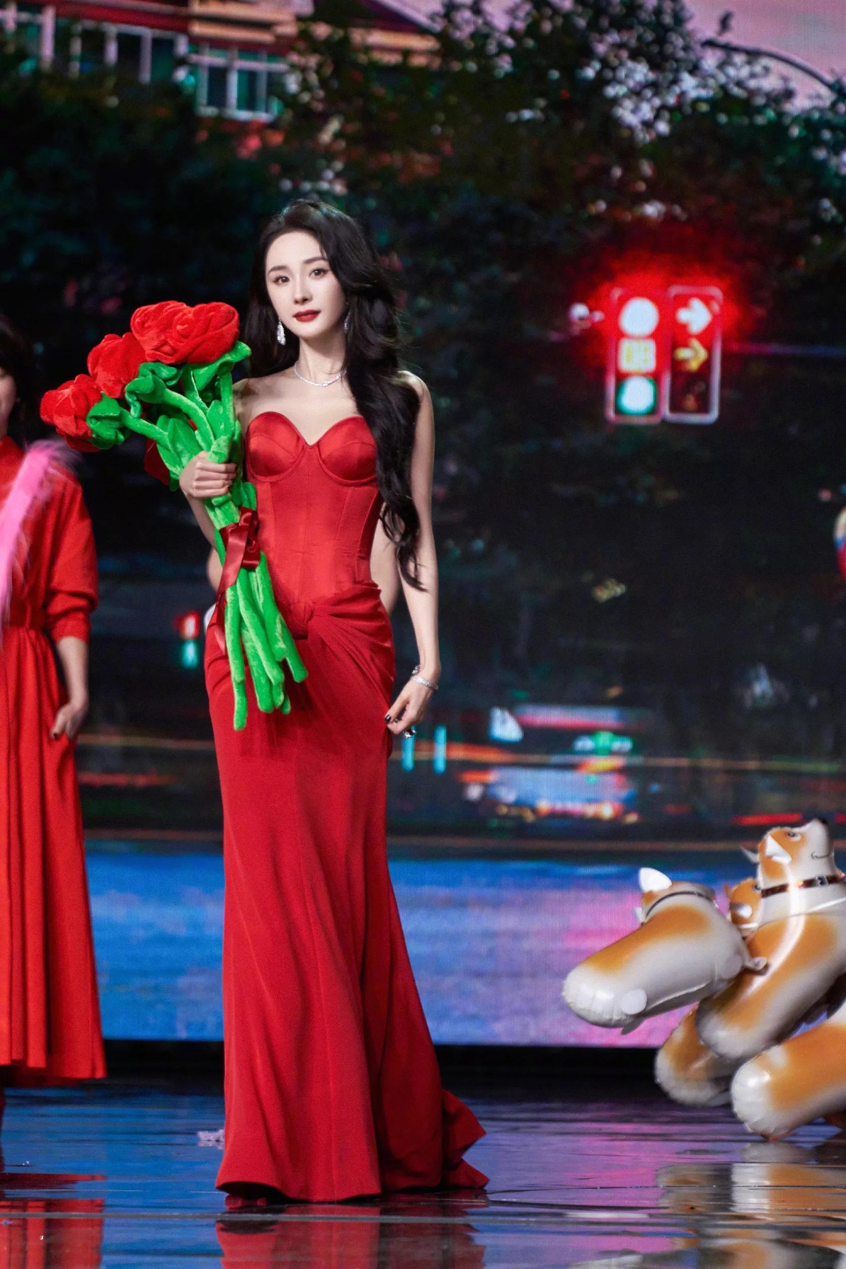 The 46-year-old Huang Yi's Weibo night's style is Ma Won, and the topic ...