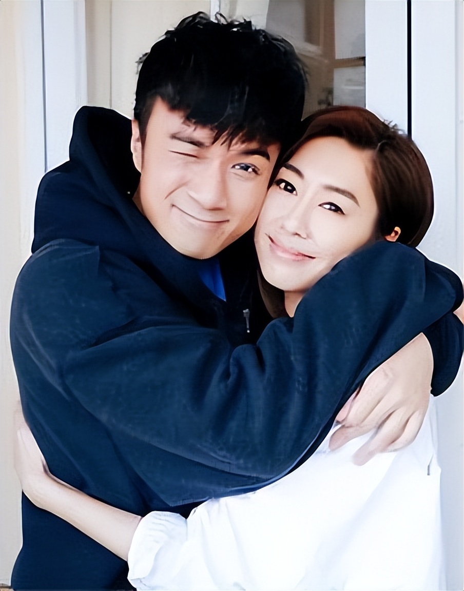 Ku Juji posted a family portrait celebrating the 9th anniversary of his ...
