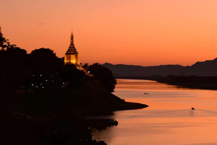 There is such a scene in Myanmar under the night - iNEWS