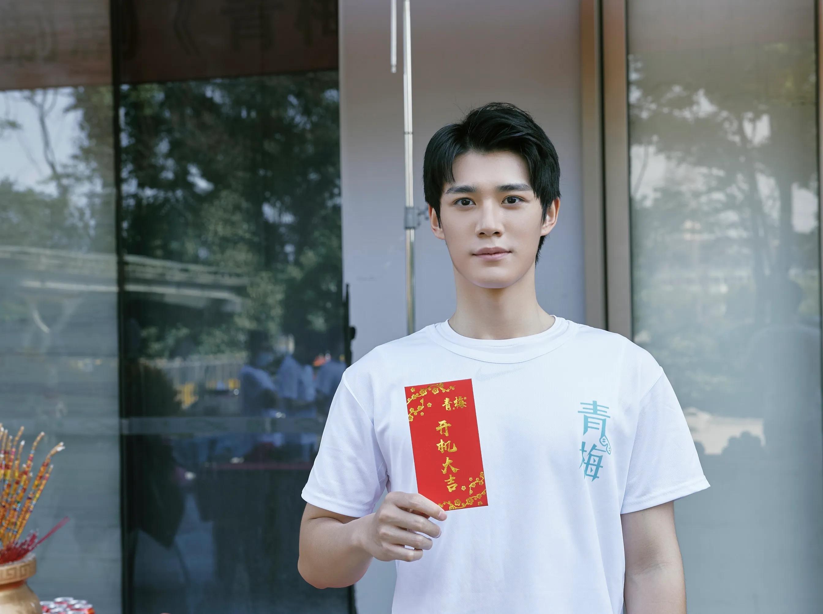 "The green plum is sour and you are slightly sweet", Yuan Ziming plays the role of an IT genius ...