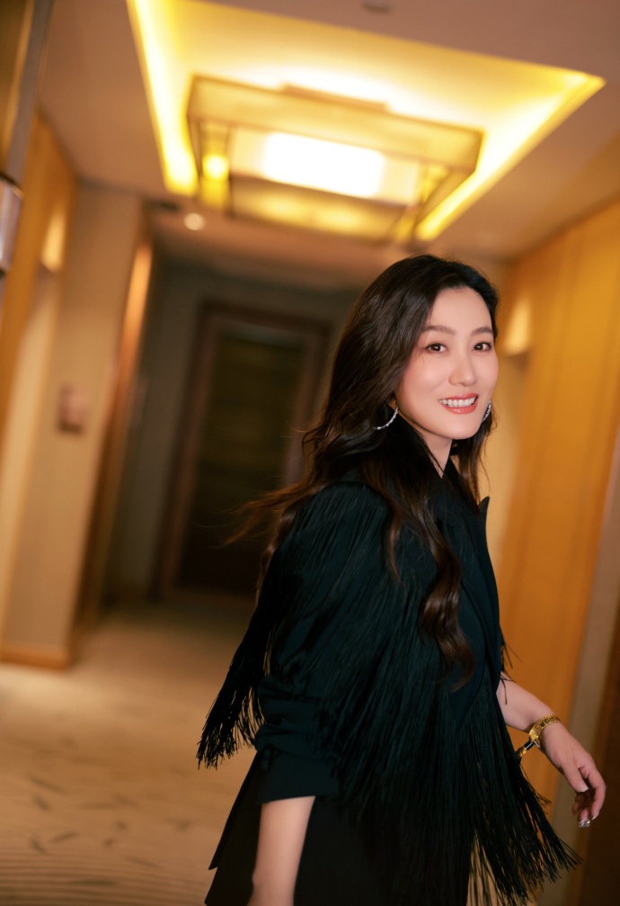 Famous female singer Tan Jing attended the event in a pure white suit, elegant and generous ...