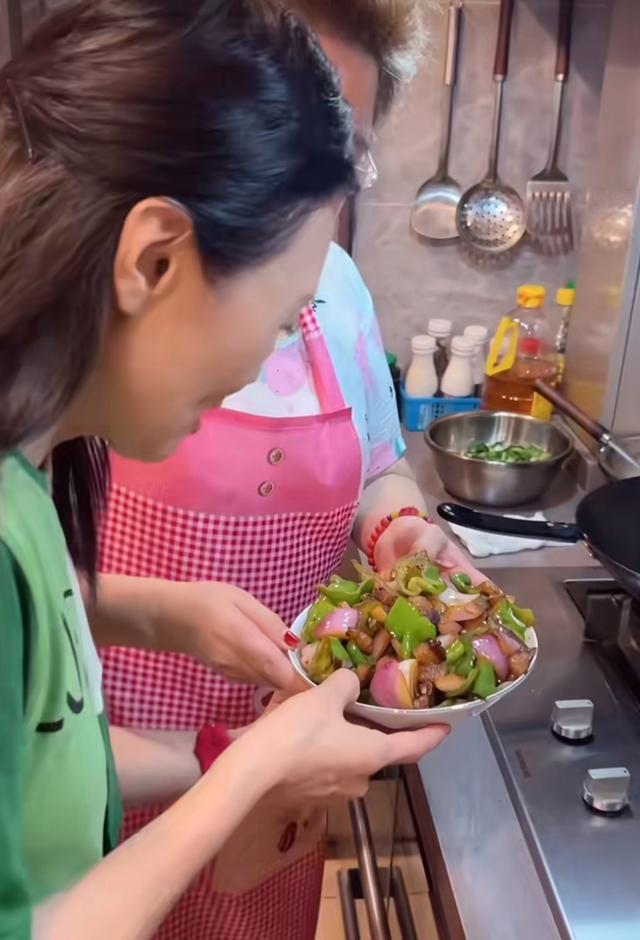 Wu Qiong posted about her family's daily life, eating vegetables with her hands, her mother-in ...