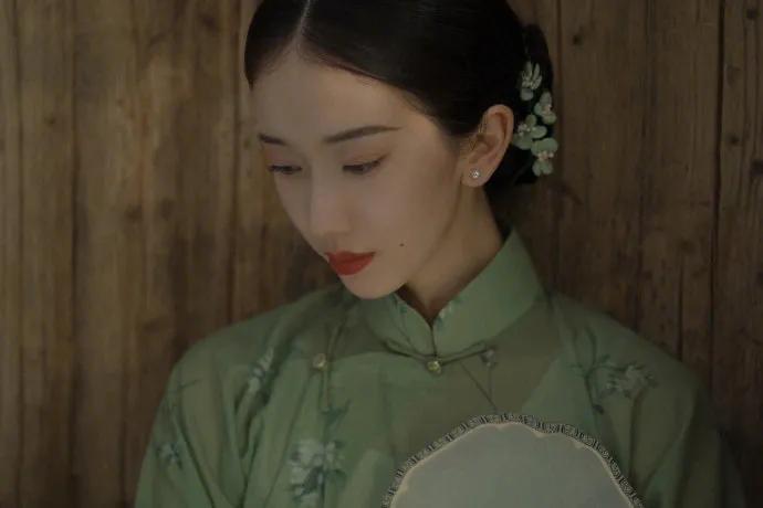 Liu Lingzi is wearing a green retro cheongsam with a full demeanor and ...