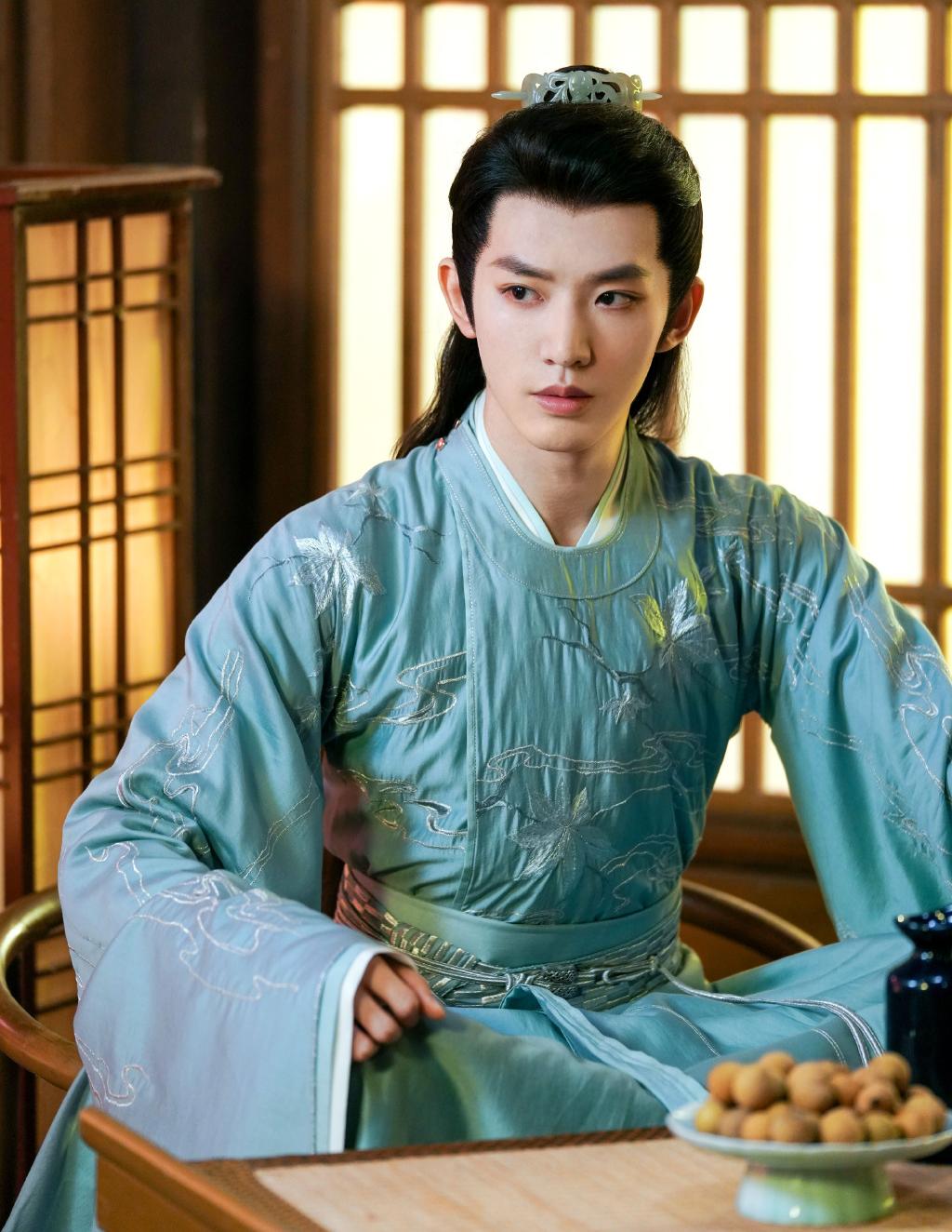 It's true, the popular actor didn't even graduate from college! - iMedia