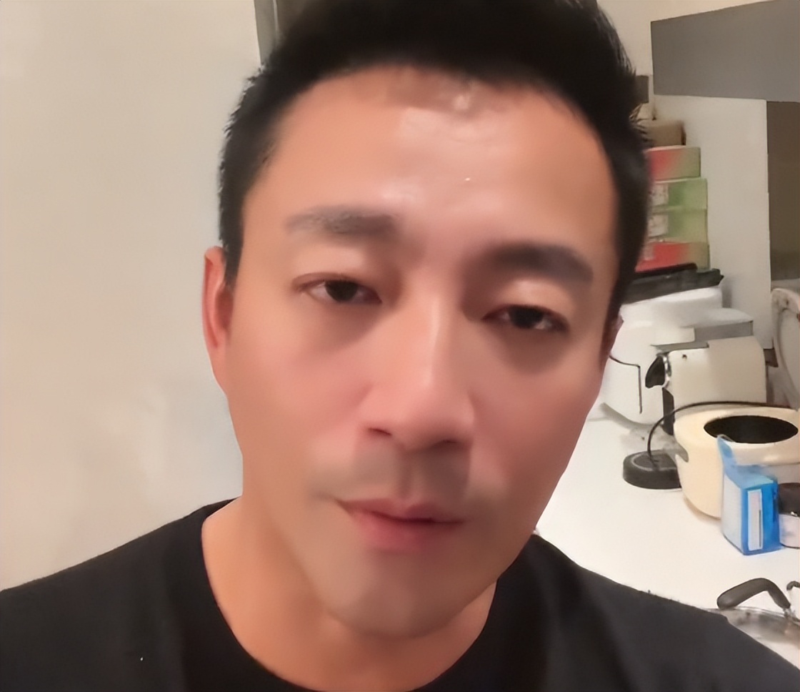 Gu Junye took his son and daughter to play at the beach, Wang Xiaofei deleted the news of Yueyue ...