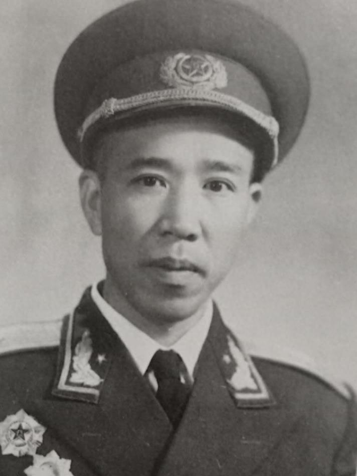 When Mr. Chen went to Jiulong Mountain, Chief of Staff Duan Huanjing ...