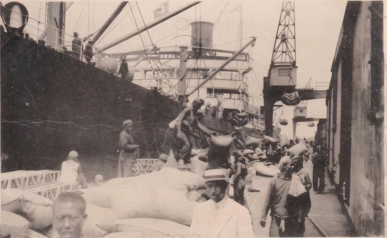 Old photos of Dalian Port in the 1920s - iNEWS
