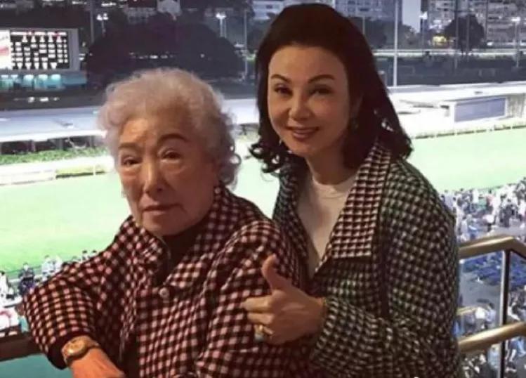 66-year-old Xie Lingling posted a group photo of her family, and Yu ...