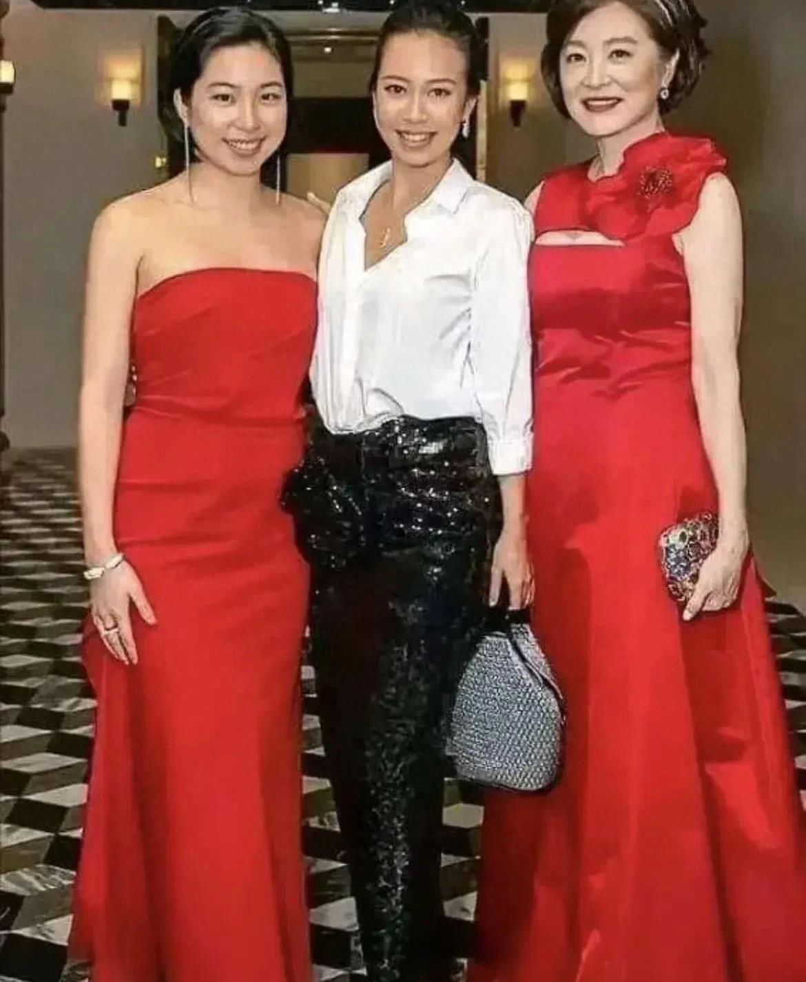Brigitte Lin took a photo with her two daughters. The two sisters are ...