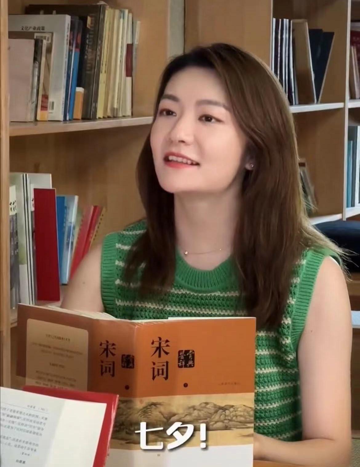 Chen Peisi's son and daughter-in-law show affection, the woman looks ...