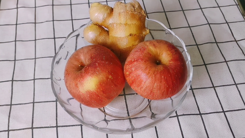 Ginger and apples are nutritious and delicious and relieve greasiness ...