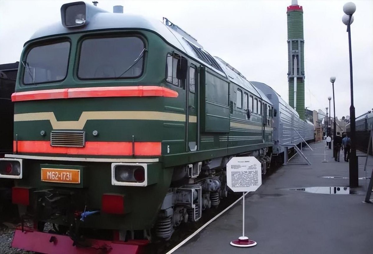 The Russian nuclear missile train goes to the Russian-Ukrainian border ...