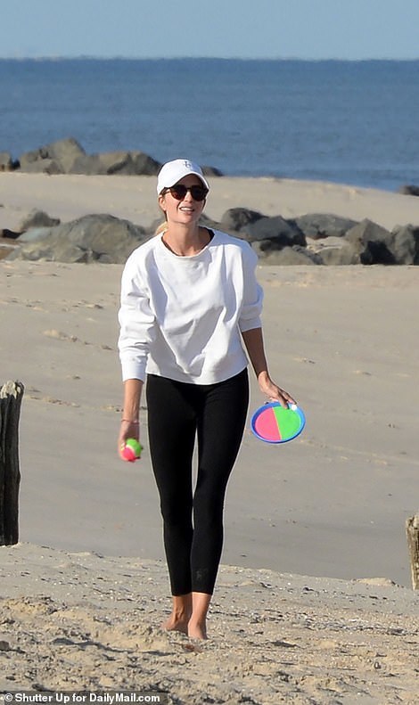 40-year-old Ivanka plays with bare feet, hugs her son and smiles ...
