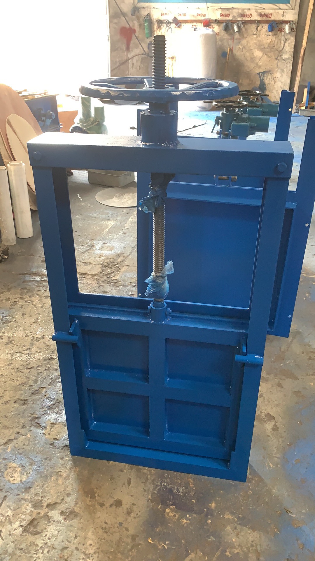 What are the maintenance methods for channel gates? - iNEWS