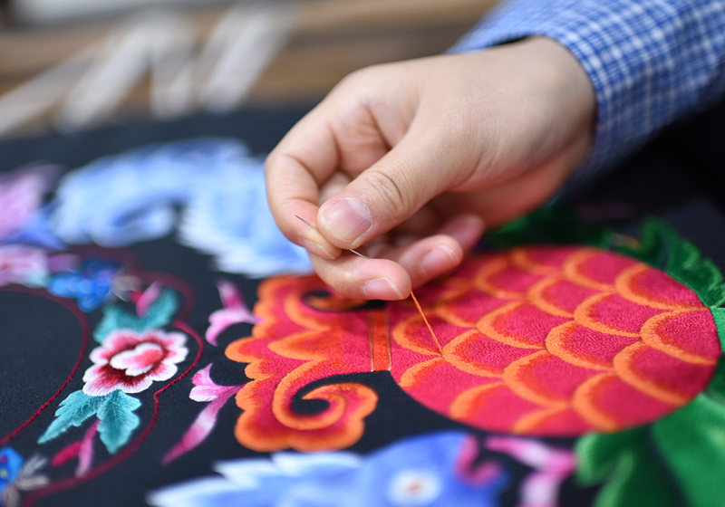 Shi Liping, inheritor of Miao Embroidery: Inheritance of intangible ...