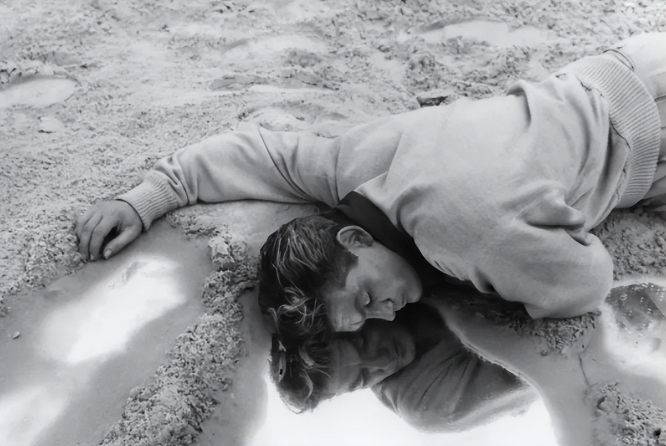 "Orpheus" 1950, the fantasy love makes people come back from the dead ...