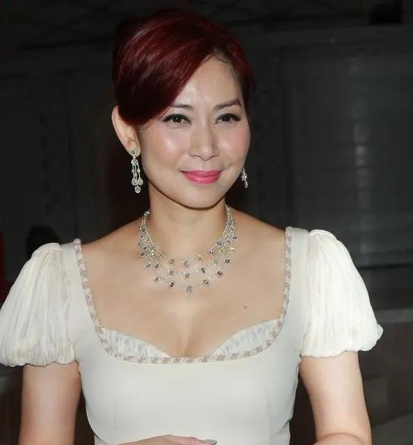 The strange man "Chen Bo" kept the three generations of Li Ka-shing safe and brought the emperor ...