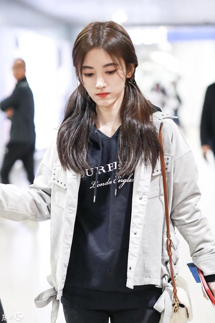 Ju Jingyi has long legs and a super spicy body - iNEWS