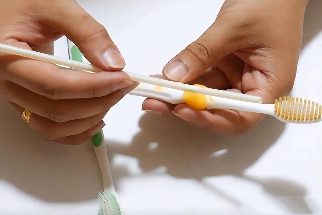 Sticking a straw to the toothbrush solves the problem of business trips ...