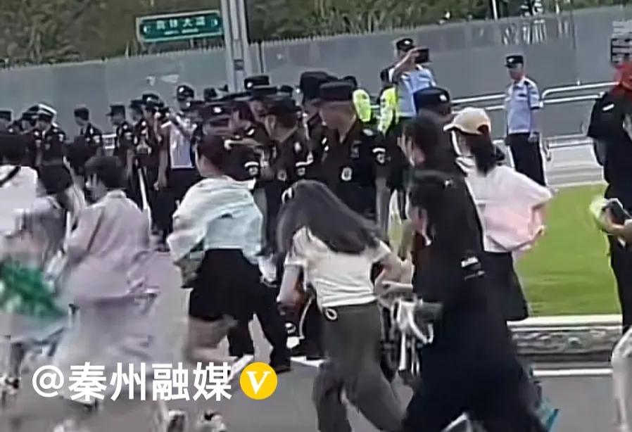 I really don't know what to say about the crazy behavior of TFboys fans ...