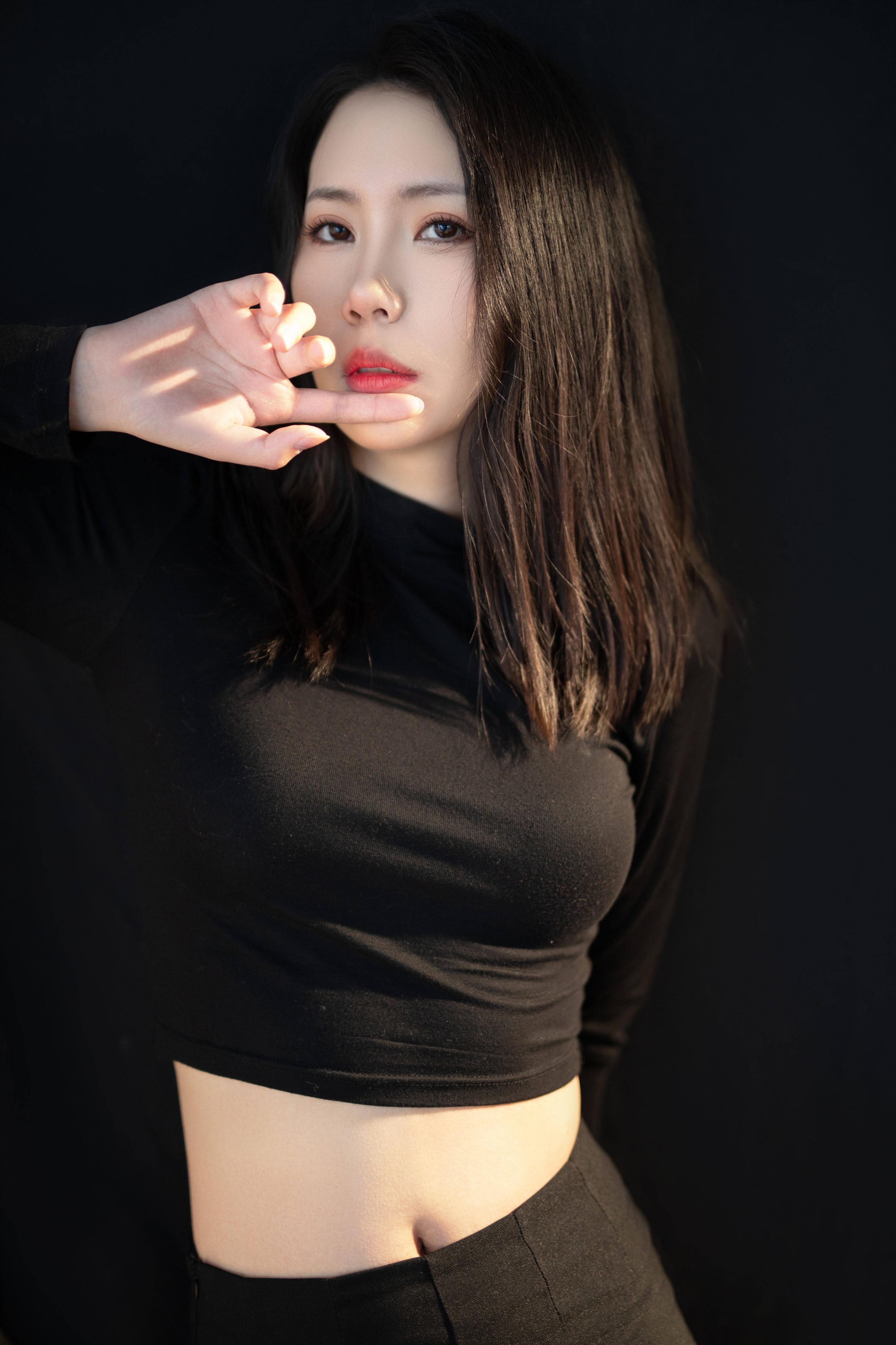 Actress Kong Mei's latest photo reveals her cool face, melancholy and ...