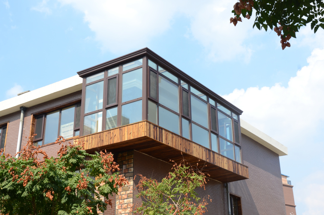 What kind of experience is it to seal the balcony with a smart lift ...