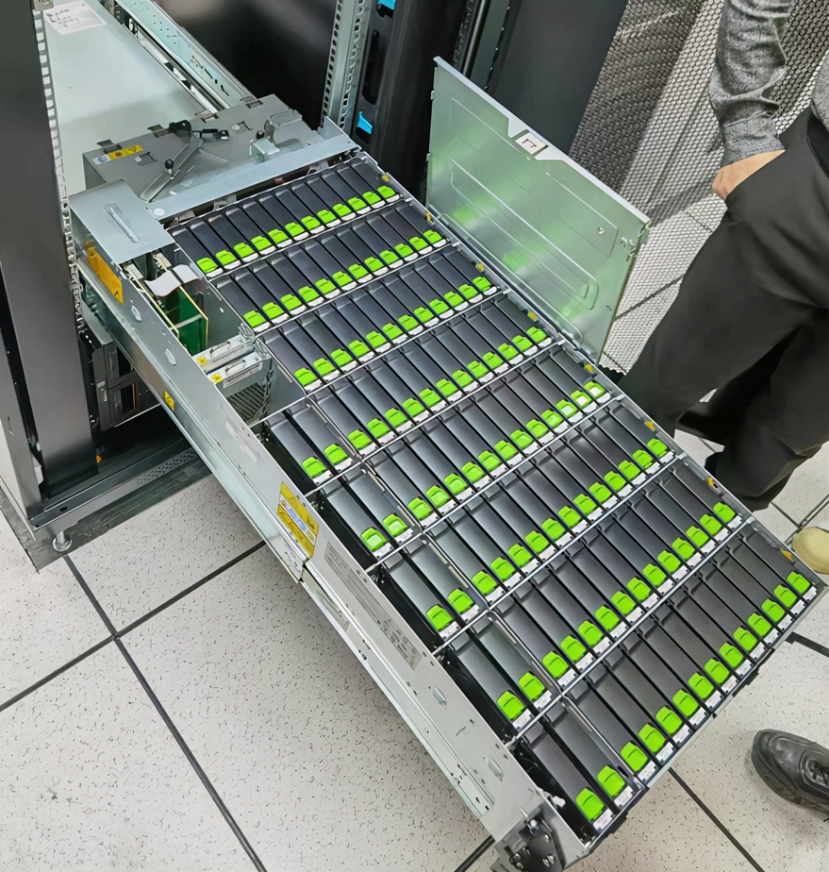 Seagate Exos CORVAULT storage system, an intelligent "super hard drive ...