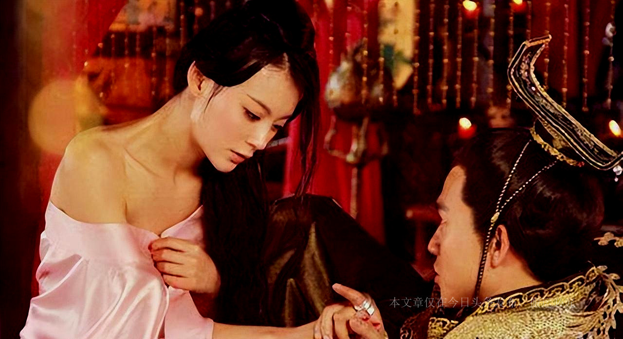 In 2014, the Thai princess lay down on the ground to feed the dog, and was forced to become a ...