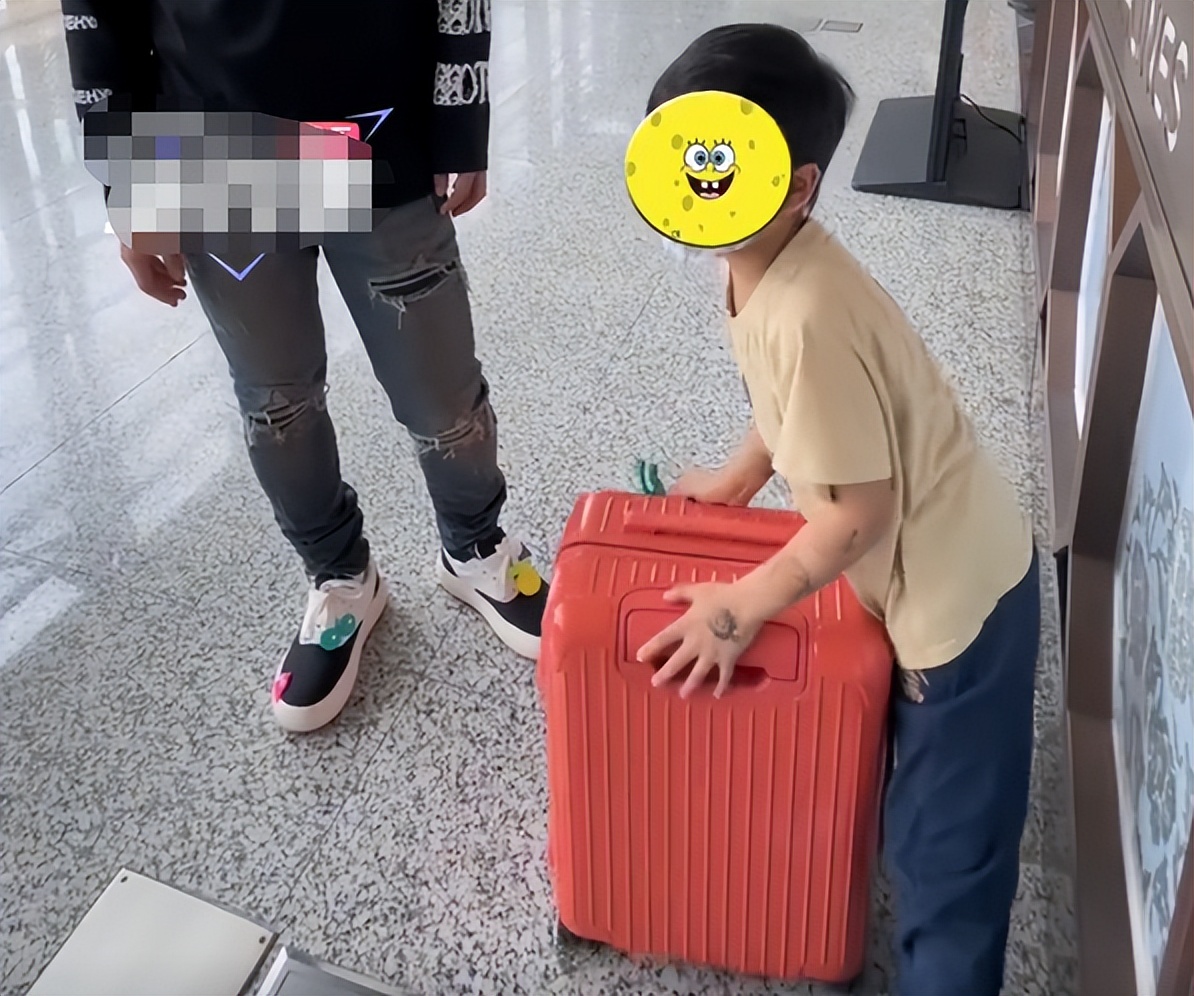 Huang Xiaoming and his son travel! Squatting down and holding his son ...