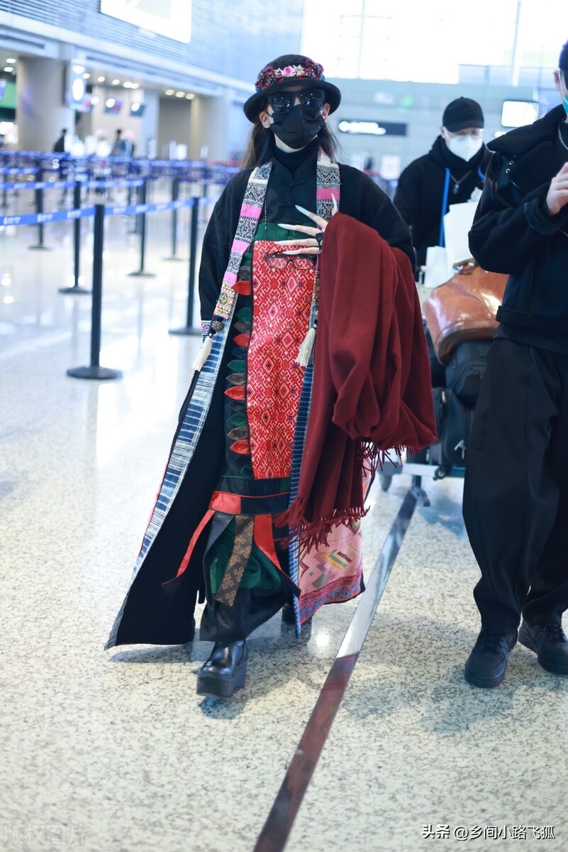 Yang Liping appeared at Shanghai Airport, wearing ethnic style clothing ...