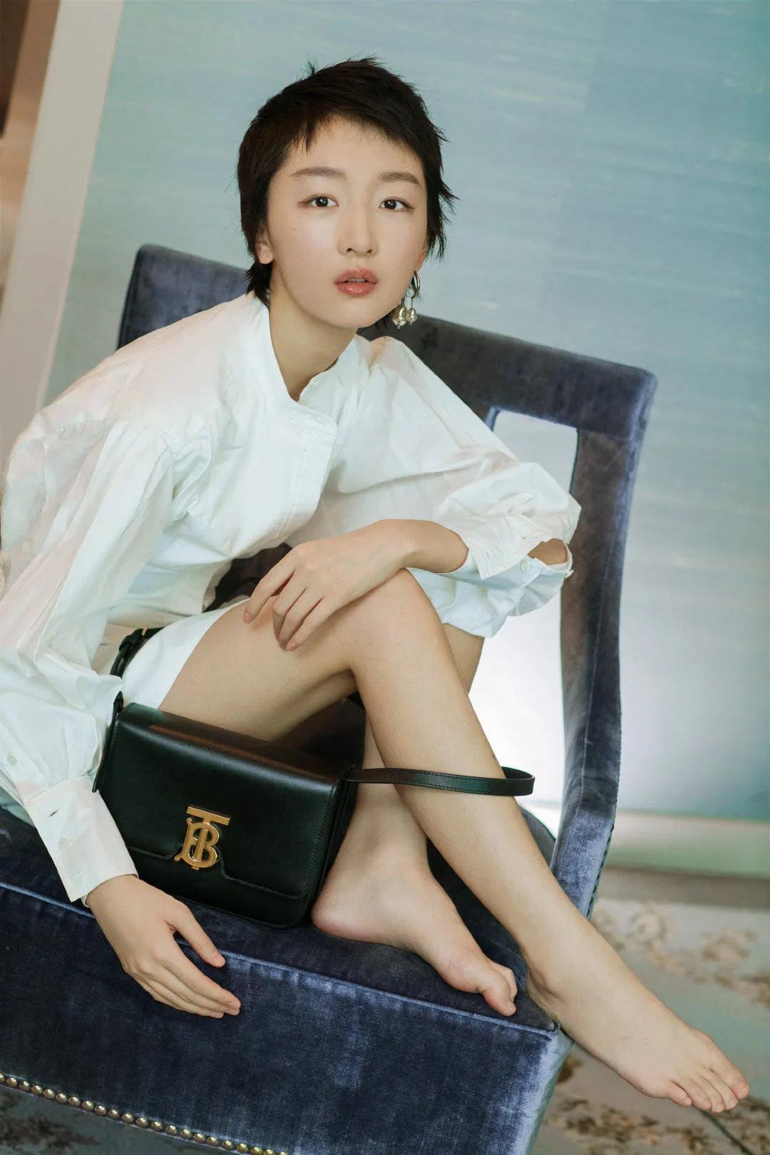 Goddess Zhou Dongyu's beautiful feet - iNEWS