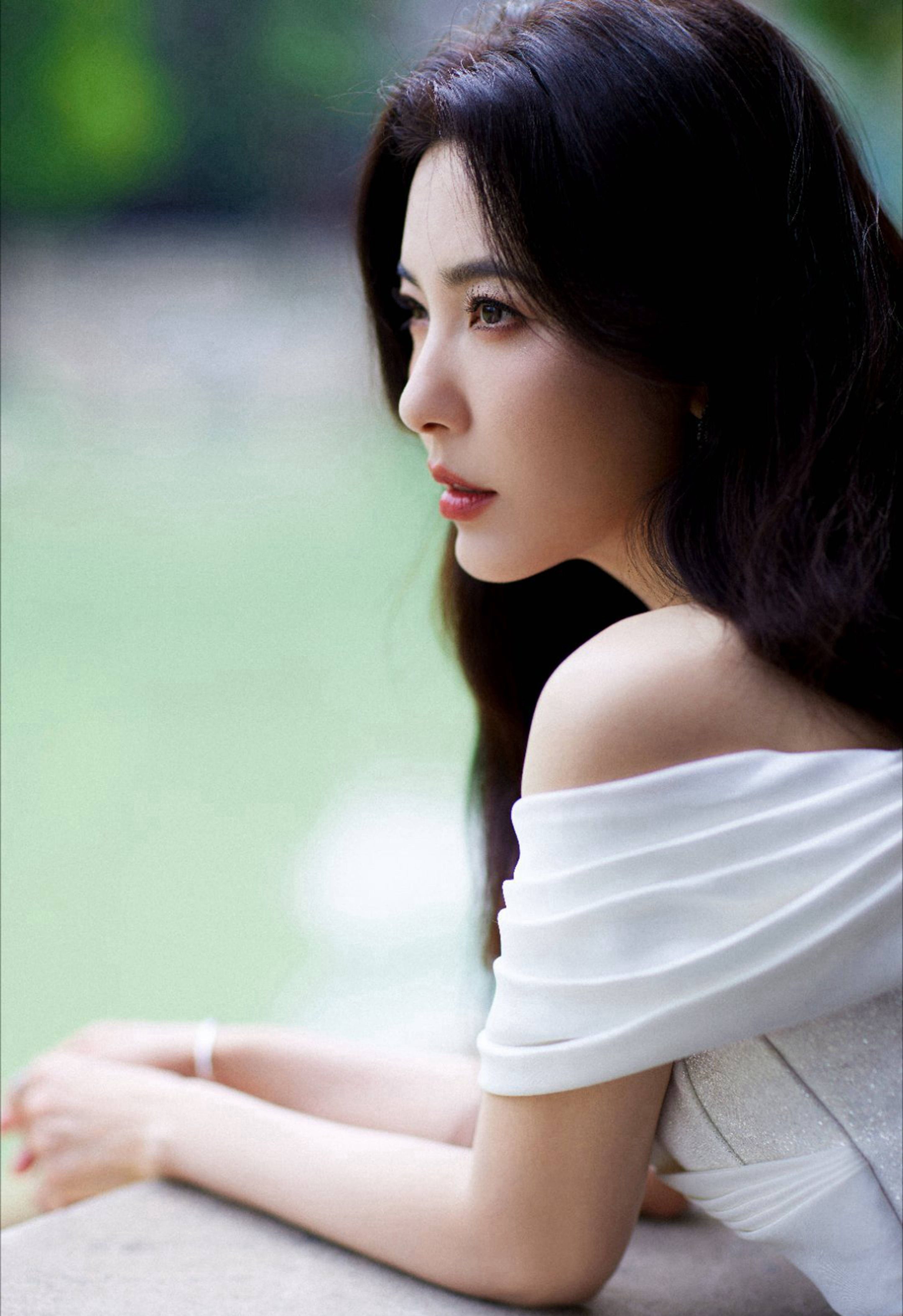 Zeng Li's sexy photo of off-the-shoulder white dress - iMedia