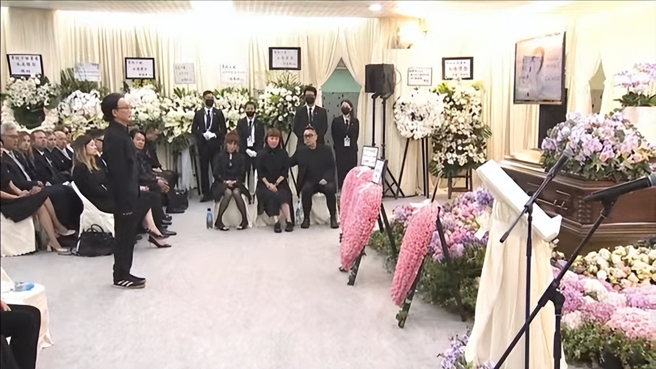 Coco Lee's husband and two stepsisters gave flower cards on the day of ...