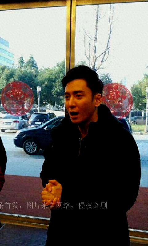 He is the luckiest "migrant worker". Just because he is so handsome, he ...