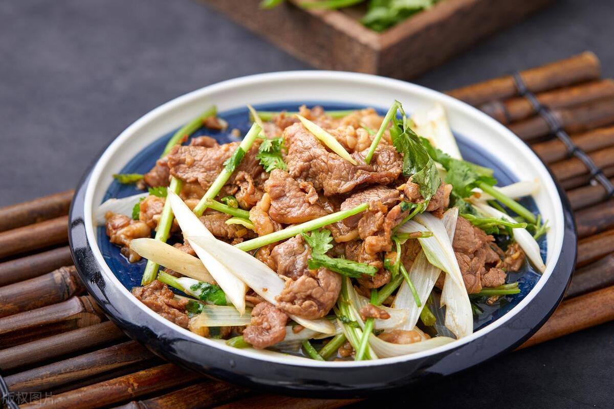 The chef teaches you how to make stir-fried yellow beef with meat and ...