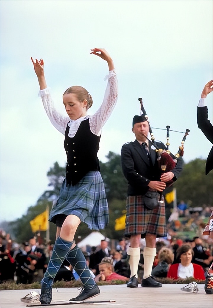 Traditional ethnic costumes 2 - iNEWS