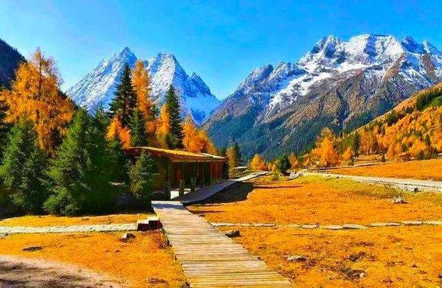 The scenic spot worth visiting in Sichuan is the highest peak of the ...