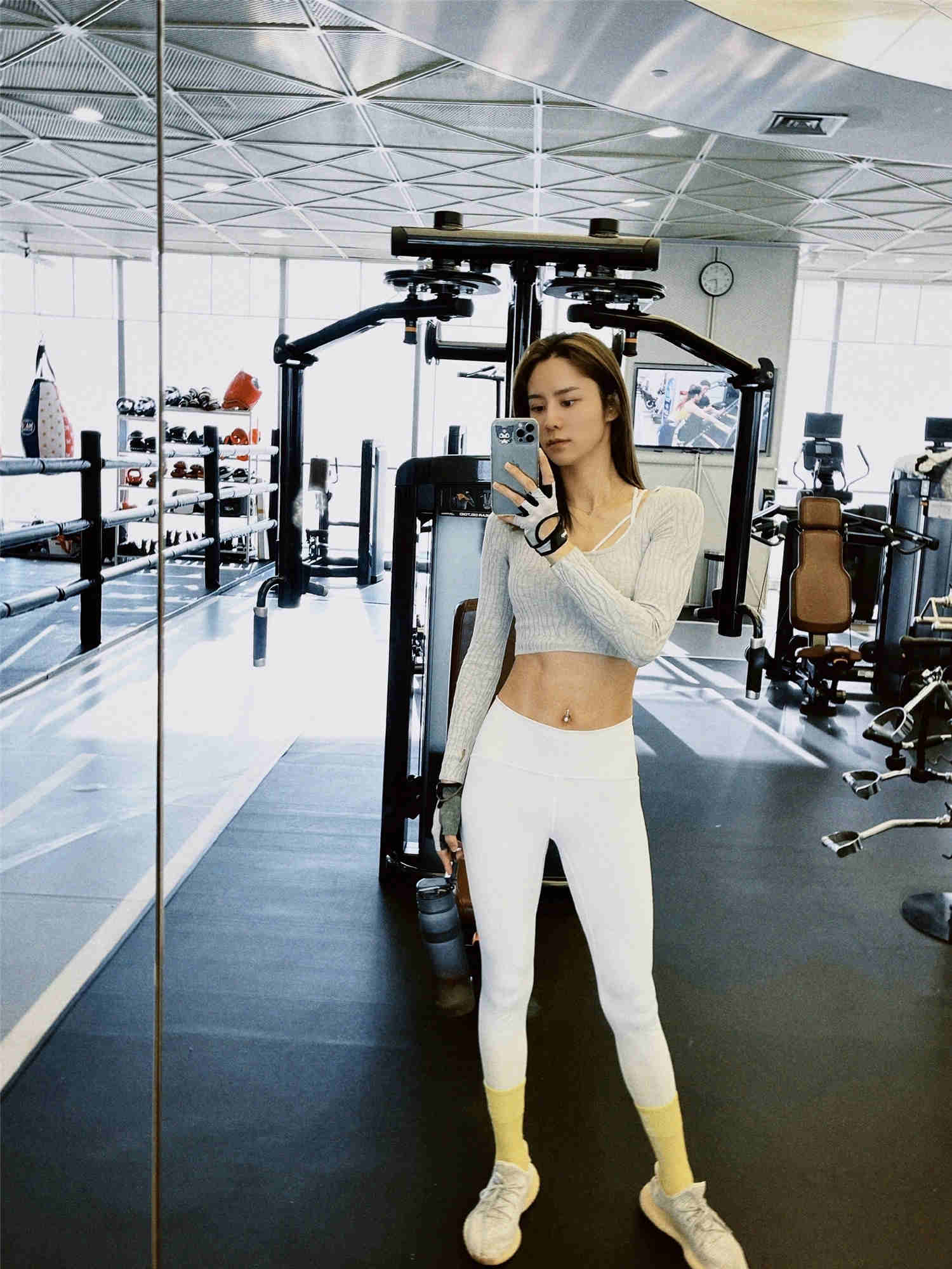 Lin Feng accompanies Zhang Xinyue to the supermarket, and the two hug and show their affection ...