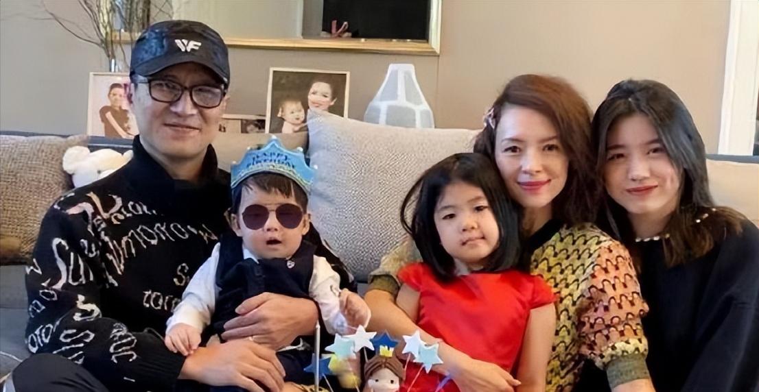 51-year-old Wang Feng accompanies his parents-in-law to go shopping and ...