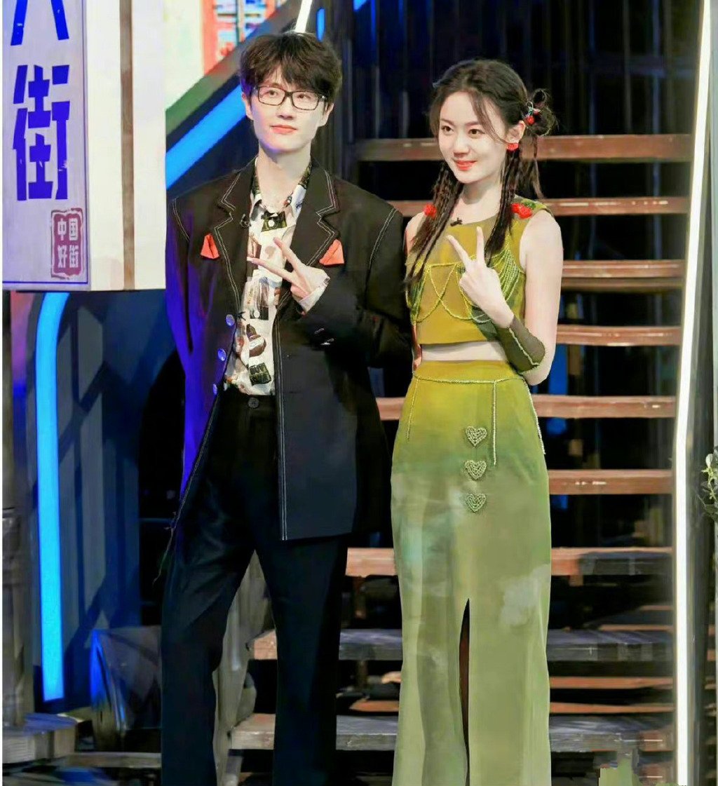 Xu Song and Feng Xi sweetly appear in the commercial street with her ...