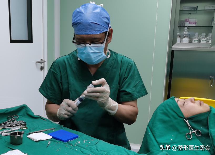 40+ middle-aged women suffer from bags under the eyes, all three ...