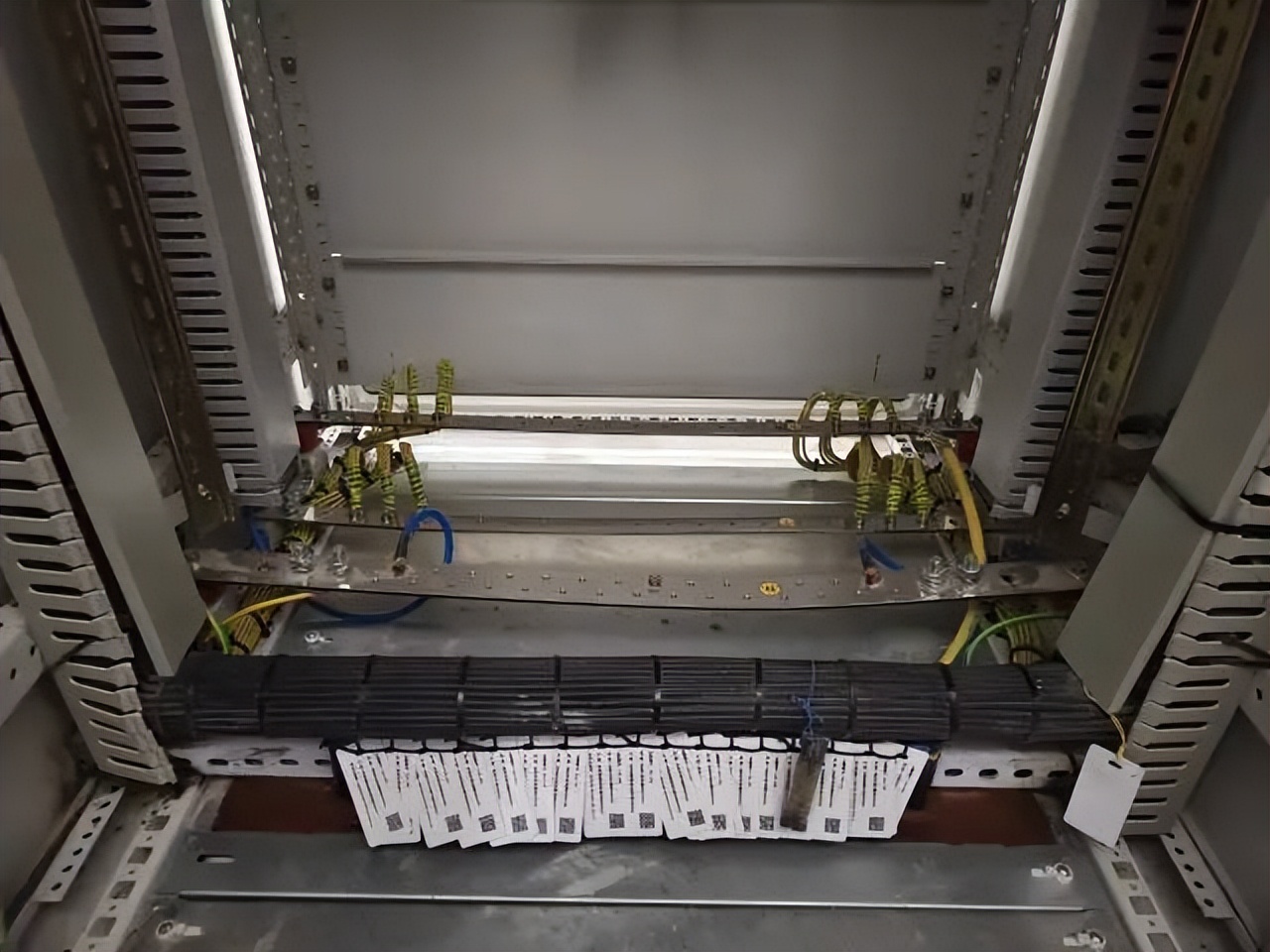 How did the electrician organize the wires so neatly? - iNEWS