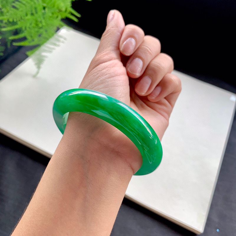 Poetry Worn on the Wrist: Emerald Jade Bracelet, an Emotion in Life ...