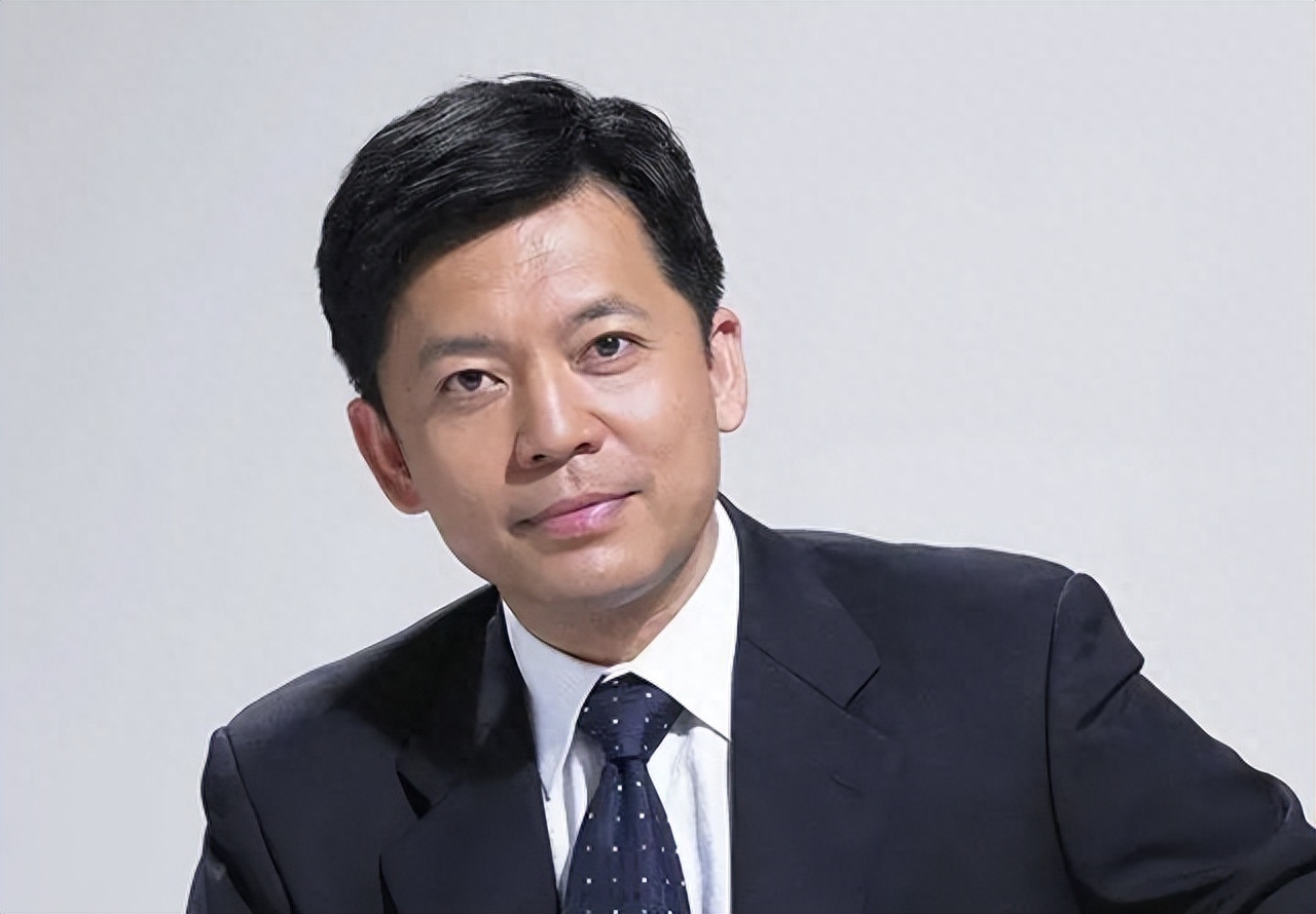 Do you know who He Zhengjun is? He missed Gong Li and married his first ...