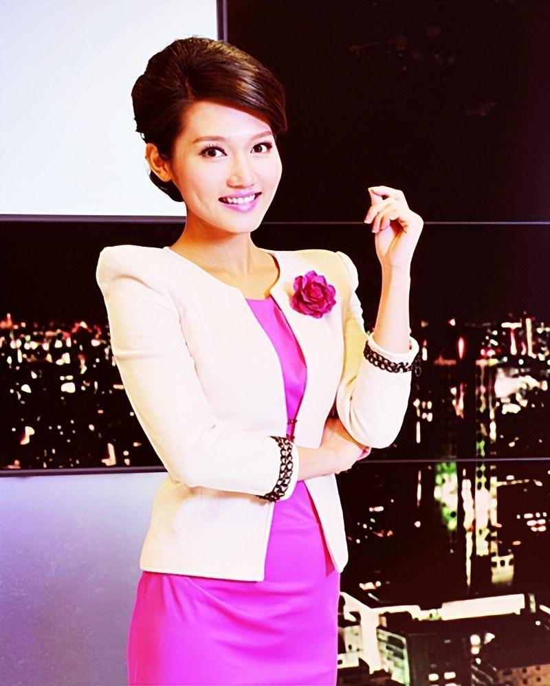 CCTV Host Long Yang: Known as "Little Dong Qing", 34 years old and ...