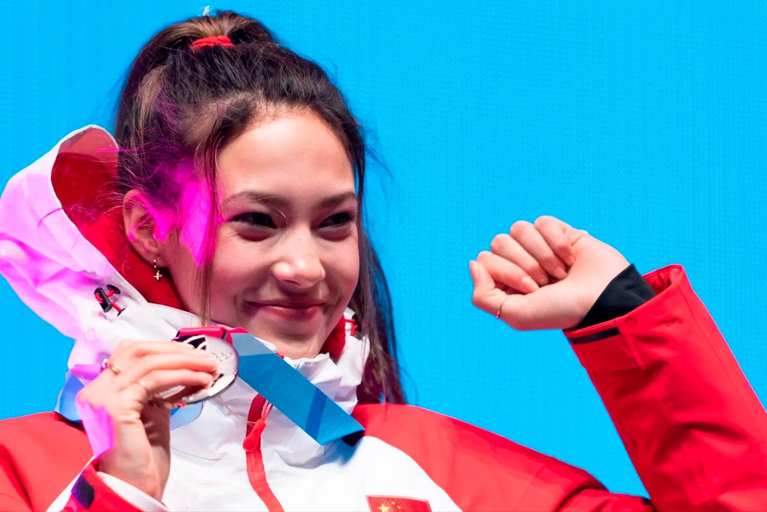 He Youjun acted as a guardian of flowers and played Universal Studios with Gu Ailing. He once ...