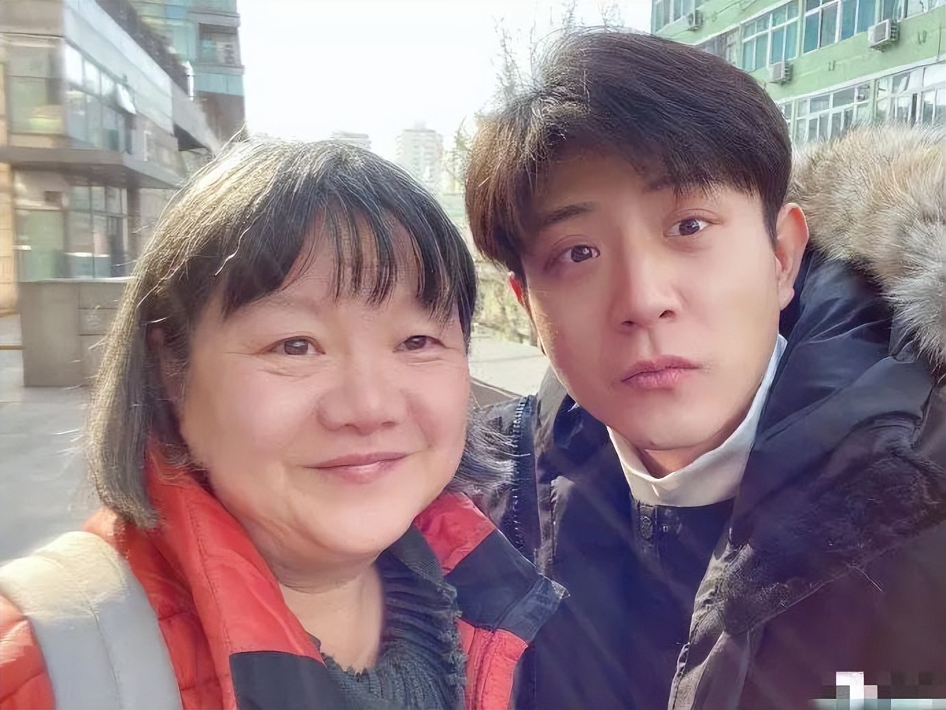 What was Hong Huang excited about?Dancing at the dinner table is not ...